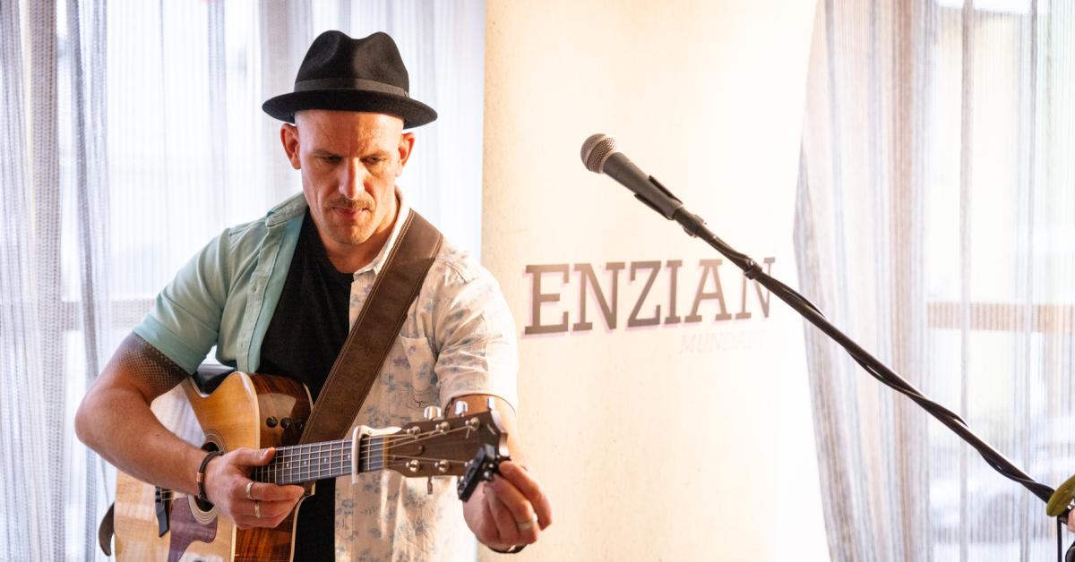 Mundart-Sänger Tobias Enzl | Heimatsound mit vui Gfui
